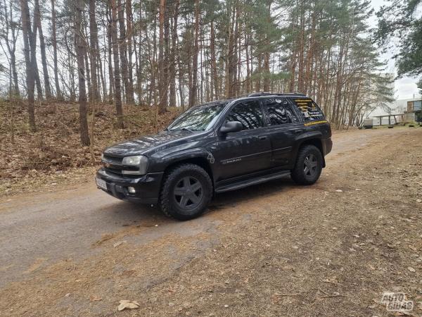 Melns Chevrolet TrailBlazer 2003 Viļņa, ar dzinēja tilpumu 4.20 L un nobraukumu 350 tūkst. km par 3500 €, foto 1 vietnē AUTOMOTO.COM.LV