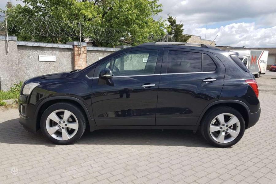 Black Chevrolet Trax 2013 in Siauliai, with an engine capacity of 1.70 L and mileage of 235 thousand km for 5500 €, photo 8 on AUTOMOTO.COM.LV