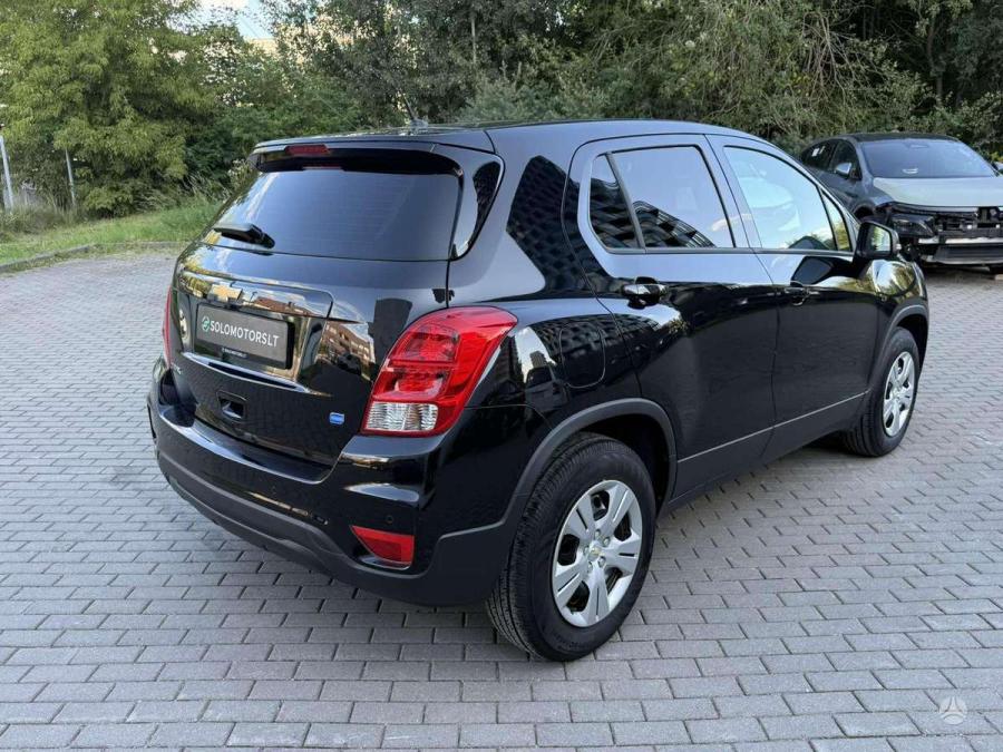 Black Chevrolet Trax 2020 in Vilnius, with an engine capacity of 1.60 L and mileage of 21 thousand km for 12990 €, photo 4 on AUTOMOTO.COM.LV