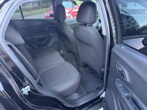 Black Chevrolet Trax 2020 in Vilnius, with an engine capacity of 1.60 L and mileage of 21 thousand km for 12990 €, photo 19 on AUTOMOTO.COM.LV