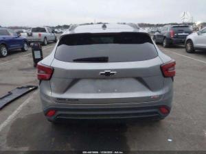 Pelēks Chevrolet Trax 2024 Klaipėda, ar dzinēja tilpumu 1.20 L un nobraukumu 78 tūkst. km par 12463 €, foto 4 vietnē AUTOMOTO.COM.LV