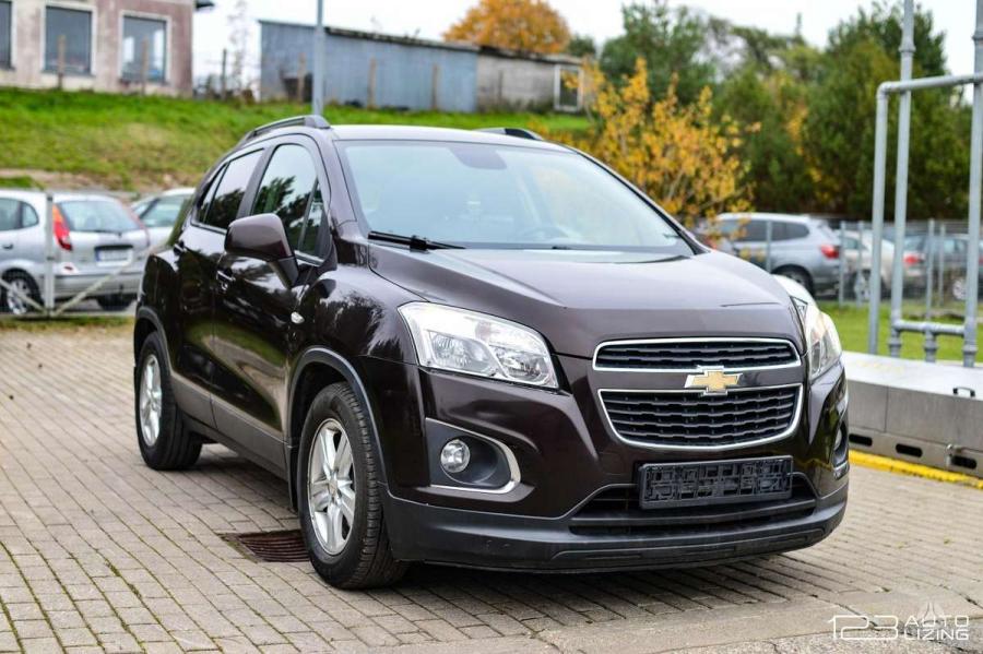 Red Chevrolet Trax 2013 in Kretinga, with an engine capacity of 1.60 L and mileage of 268 thousand km for 5550 €, photo 4 on AUTOMOTO.COM.LV