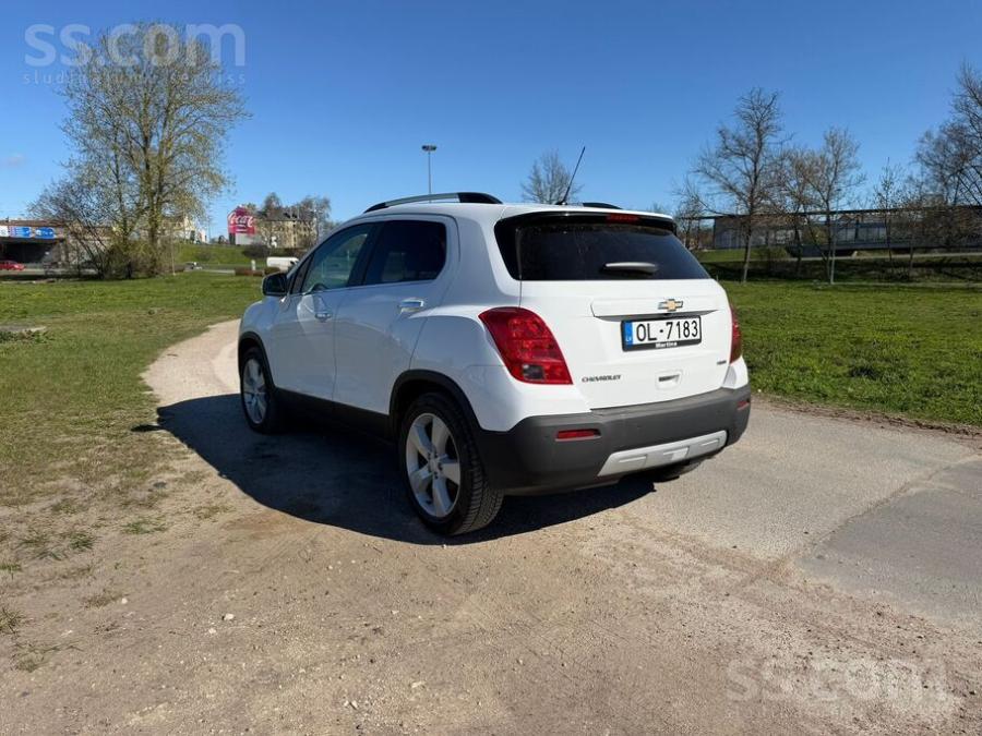 White Chevrolet Trax 2013 in Riga, with an engine capacity of 1.70 L and mileage of 171 thousand km for 5900 €, photo 1 on AUTOMOTO.COM.LV