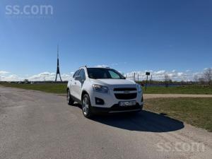 White Chevrolet Trax 2013 in Riga, with an engine capacity of 1.70 L and mileage of 171 thousand km for 5900 €, photo 4 on AUTOMOTO.COM.LV