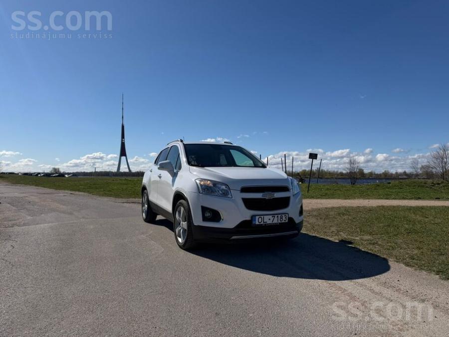 White Chevrolet Trax 2013 in Riga, with an engine capacity of 1.70 L and mileage of 171 thousand km for 5900 €, photo 4 on AUTOMOTO.COM.LV