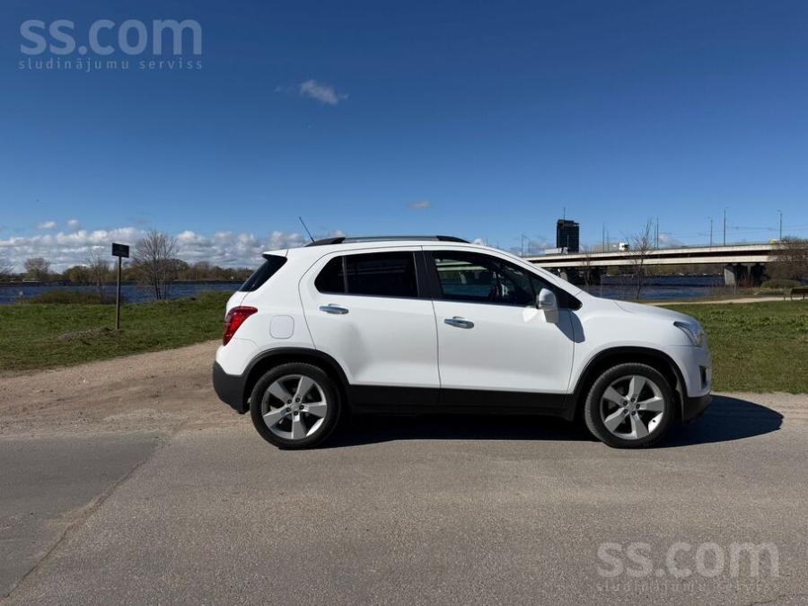 White Chevrolet Trax 2013 in Riga, with an engine capacity of 1.70 L and mileage of 171 thousand km for 5900 €, photo 5 on AUTOMOTO.COM.LV