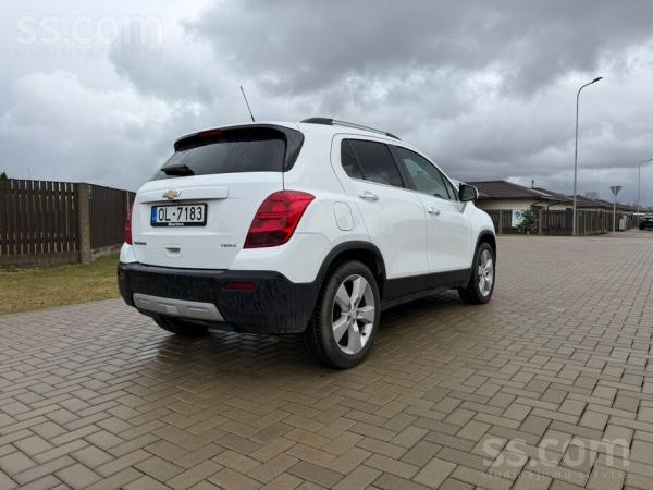 White Chevrolet Trax 2013 in Riga, with an engine capacity of 1.70 L and mileage of 171 thousand km for 5900 €, photo 7 on AUTOMOTO.COM.LV