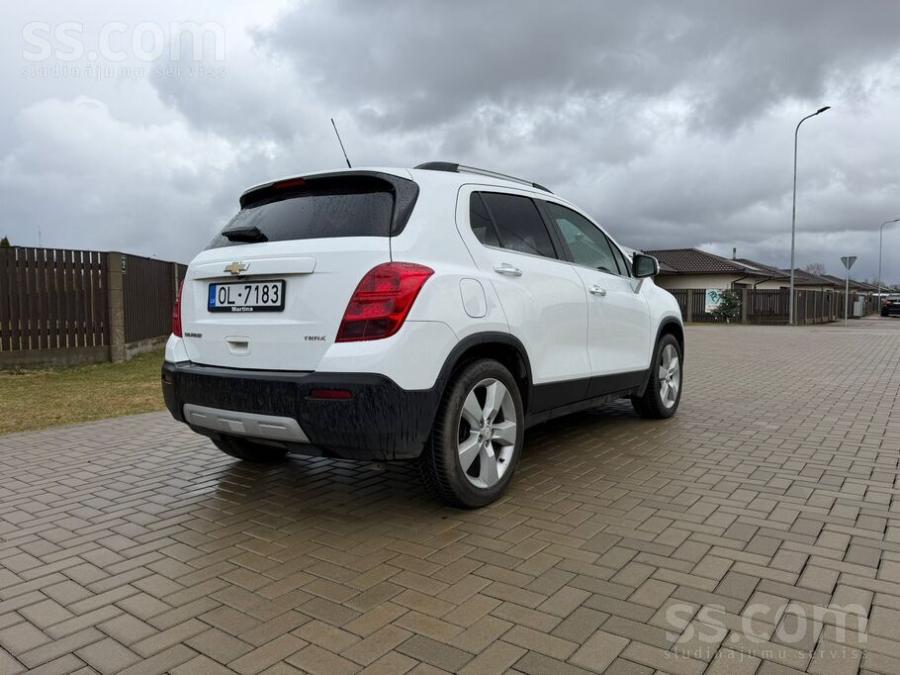 White Chevrolet Trax 2013 in Riga, with an engine capacity of 1.70 L and mileage of 171 thousand km for 5900 €, photo 8 on AUTOMOTO.COM.LV