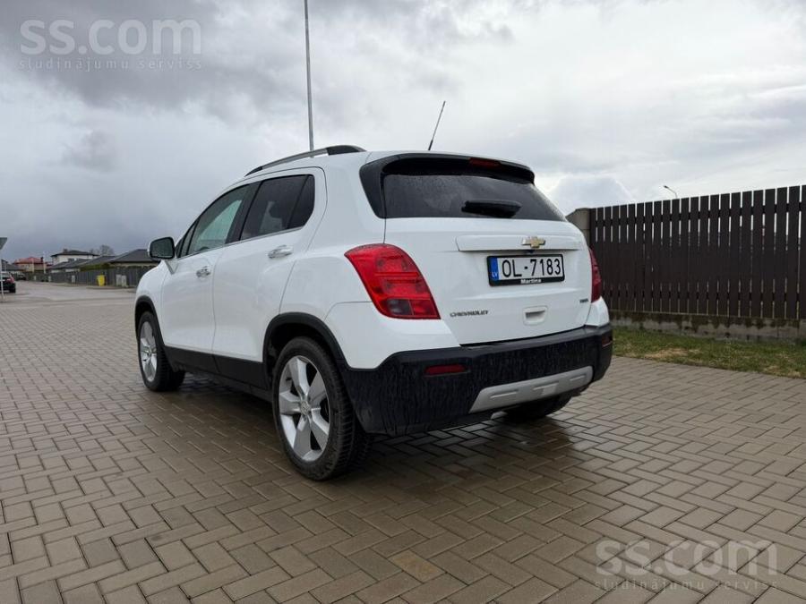 White Chevrolet Trax 2013 in Riga, with an engine capacity of 1.70 L and mileage of 171 thousand km for 5900 €, photo 9 on AUTOMOTO.COM.LV