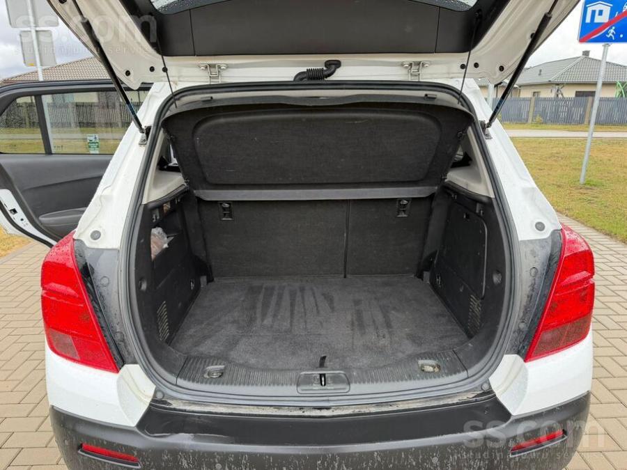 White Chevrolet Trax 2013 in Riga, with an engine capacity of 1.70 L and mileage of 171 thousand km for 5900 €, photo 10 on AUTOMOTO.COM.LV