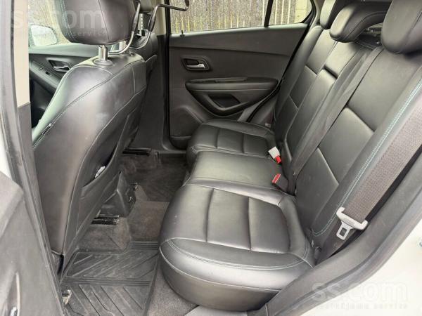 White Chevrolet Trax 2013 in Riga, with an engine capacity of 1.70 L and mileage of 171 thousand km for 5900 €, photo 10 on AUTOMOTO.COM.LV
