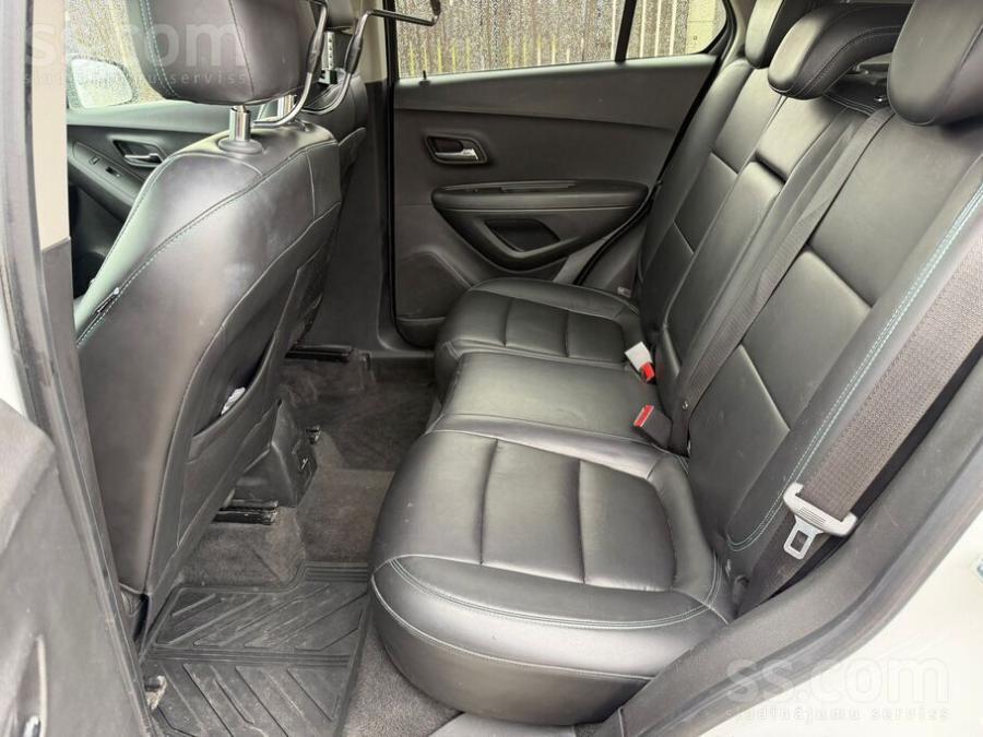 White Chevrolet Trax 2013 in Riga, with an engine capacity of 1.70 L and mileage of 171 thousand km for 5900 €, photo 11 on AUTOMOTO.COM.LV