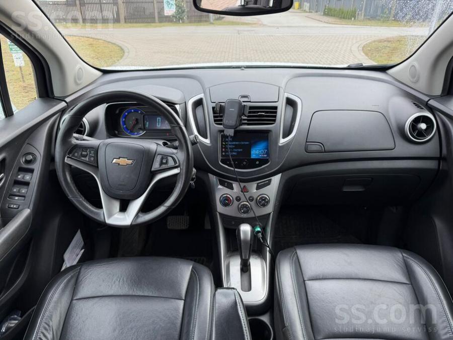White Chevrolet Trax 2013 in Riga, with an engine capacity of 1.70 L and mileage of 171 thousand km for 5900 €, photo 12 on AUTOMOTO.COM.LV