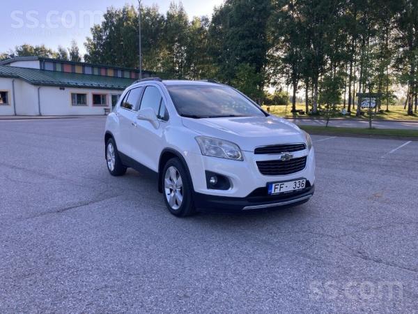 White Chevrolet Trax 2013 in Cesis, with an engine capacity of 1.70 L and mileage of 268 thousand km for 5600 €, photo 1 on AUTOMOTO.COM.LV