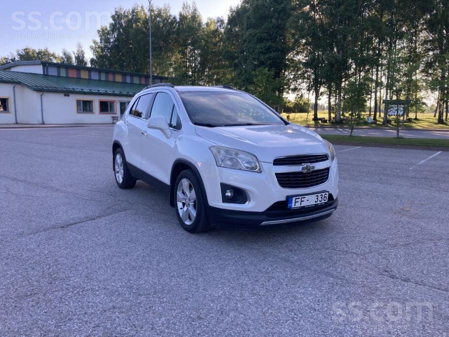 White Chevrolet Trax 2013 in Cesis, with an engine capacity of 1.70 L and mileage of 268 thousand km for 5600 €, photo 1 on AUTOMOTO.COM.LV
