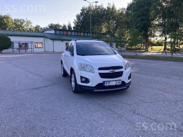 White Chevrolet Trax 2013 in Cesis, with an engine capacity of 1.70 L and mileage of 268 thousand km for 5600 €, photo 3 on AUTOMOTO.COM.LV