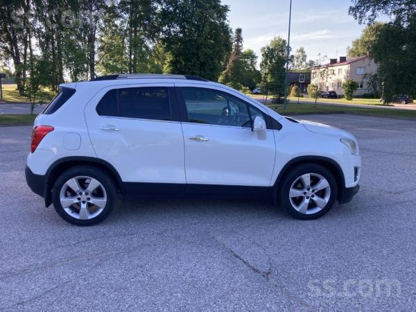 White Chevrolet Trax 2013 in Cesis, with an engine capacity of 1.70 L and mileage of 268 thousand km for 5600 €, photo 5 on AUTOMOTO.COM.LV