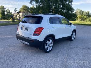 White Chevrolet Trax 2013 in Cesis, with an engine capacity of 1.70 L and mileage of 268 thousand km for 5600 €, photo 9 on AUTOMOTO.COM.LV