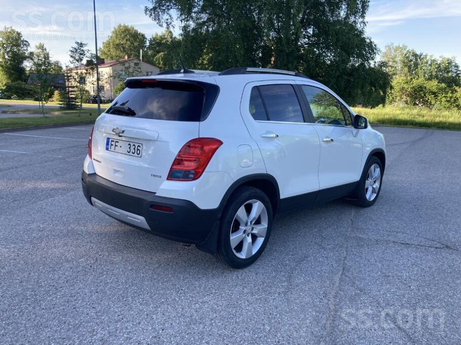 White Chevrolet Trax 2013 in Cesis, with an engine capacity of 1.70 L and mileage of 268 thousand km for 5600 €, photo 9 on AUTOMOTO.COM.LV
