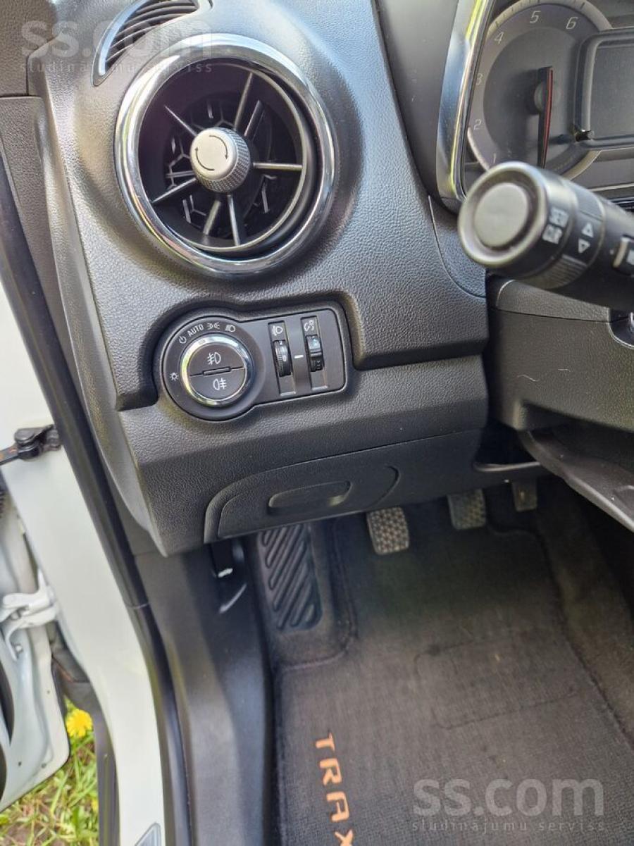 White Chevrolet Trax 2013 in Cesis, with an engine capacity of 1.70 L and mileage of 268 thousand km for 5600 €, photo 17 on AUTOMOTO.COM.LV