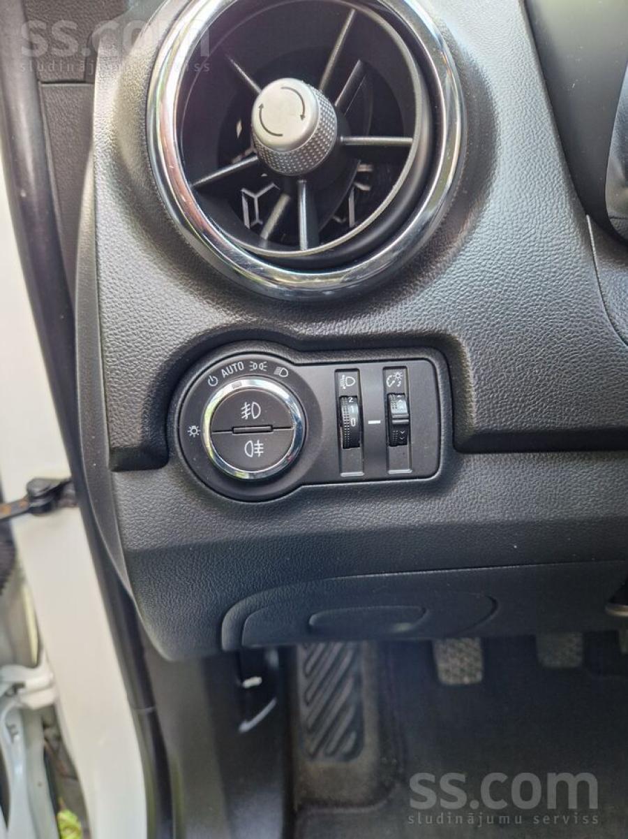 White Chevrolet Trax 2013 in Cesis, with an engine capacity of 1.70 L and mileage of 268 thousand km for 5600 €, photo 27 on AUTOMOTO.COM.LV