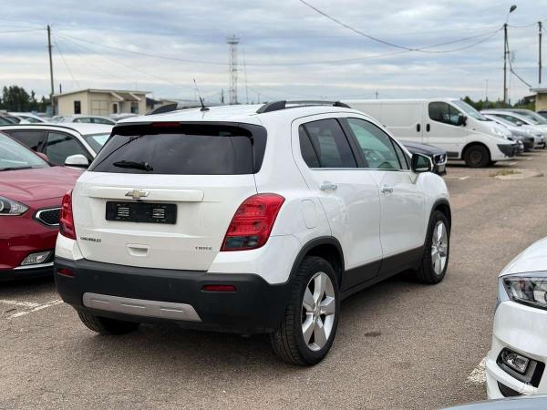 White Chevrolet Trax 2013 in Panevezys, with an engine capacity of 1.70 L and mileage of 224 thousand km for 5300 €, photo 5 on AUTOMOTO.COM.LV