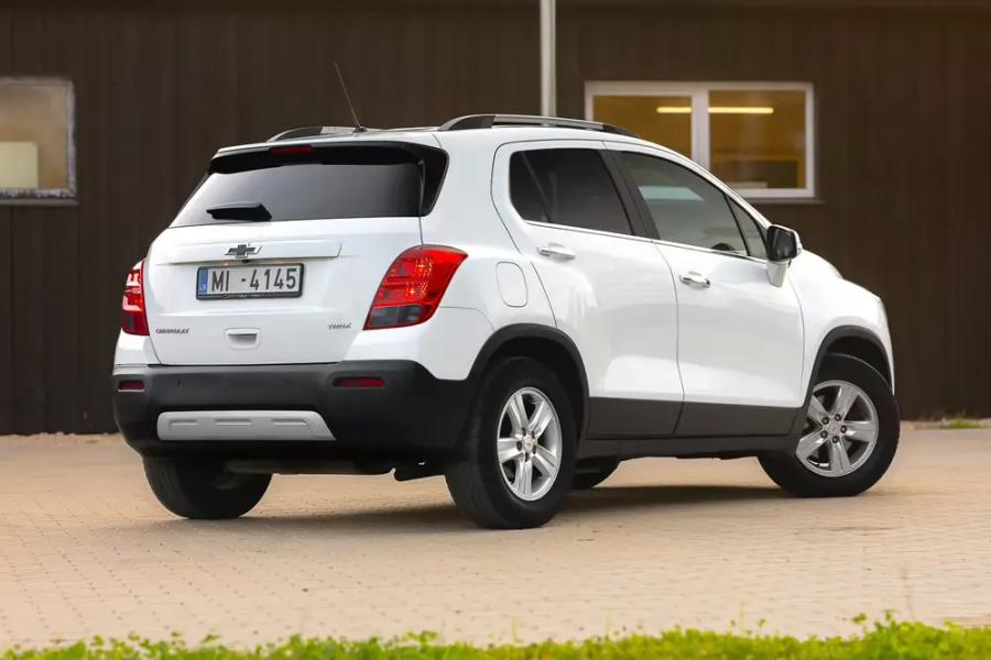 White Chevrolet Trax 2014 in Jelgava, with an engine capacity of 1.60 L and mileage of 242 thousand km for 6300 €, photo 6 on AUTOMOTO.COM.LV
