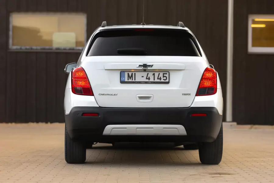 White Chevrolet Trax 2014 in Jelgava, with an engine capacity of 1.60 L and mileage of 242 thousand km for 6300 €, photo 7 on AUTOMOTO.COM.LV
