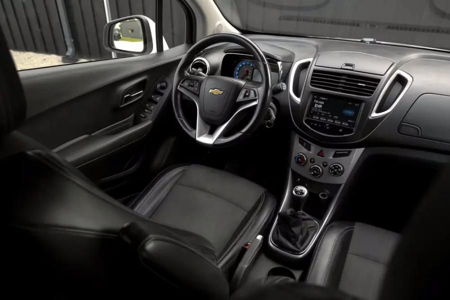 White Chevrolet Trax 2014 in Jelgava, with an engine capacity of 1.60 L and mileage of 242 thousand km for 6300 €, photo 8 on AUTOMOTO.COM.LV