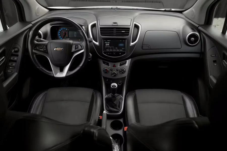 White Chevrolet Trax 2014 in Jelgava, with an engine capacity of 1.60 L and mileage of 242 thousand km for 6300 €, photo 9 on AUTOMOTO.COM.LV
