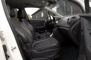 White Chevrolet Trax 2014 in Jelgava, with an engine capacity of 1.60 L and mileage of 242 thousand km for 6300 €, photo 10 on AUTOMOTO.COM.LV