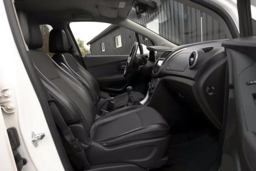 White Chevrolet Trax 2014 in Jelgava, with an engine capacity of 1.60 L and mileage of 242 thousand km for 6300 €, photo 10 on AUTOMOTO.COM.LV