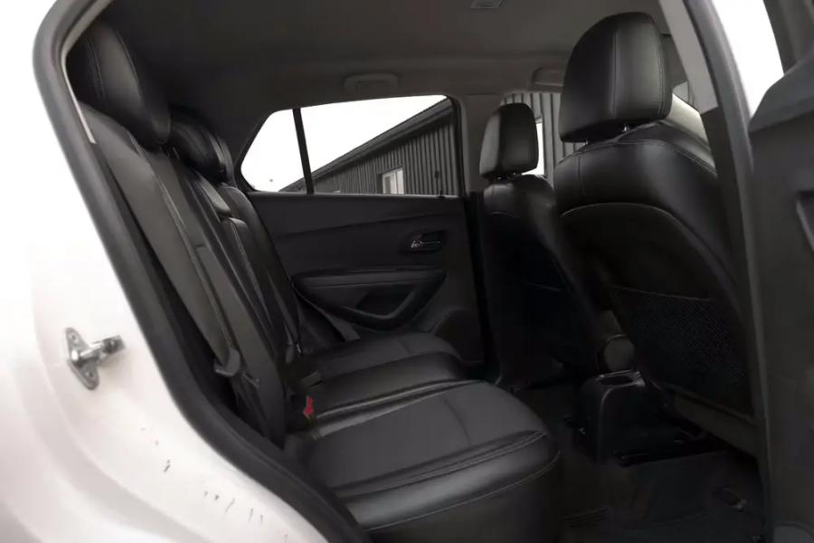 White Chevrolet Trax 2014 in Jelgava, with an engine capacity of 1.60 L and mileage of 242 thousand km for 6300 €, photo 12 on AUTOMOTO.COM.LV