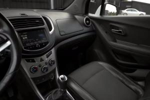 White Chevrolet Trax 2014 in Jelgava, with an engine capacity of 1.60 L and mileage of 242 thousand km for 6300 €, photo 14 on AUTOMOTO.COM.LV