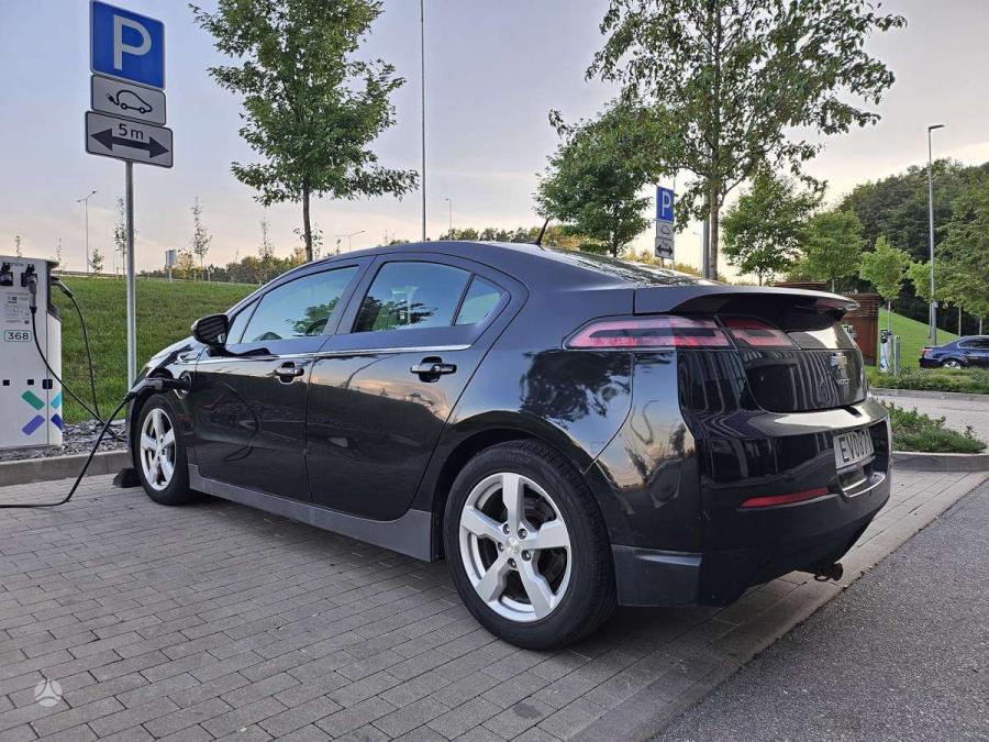 Black Chevrolet Volt 2012 in Vilnius, with an engine capacity of 1.40 L and mileage of 310 thousand km for 4800 €, photo 4 on AUTOMOTO.COM.LV