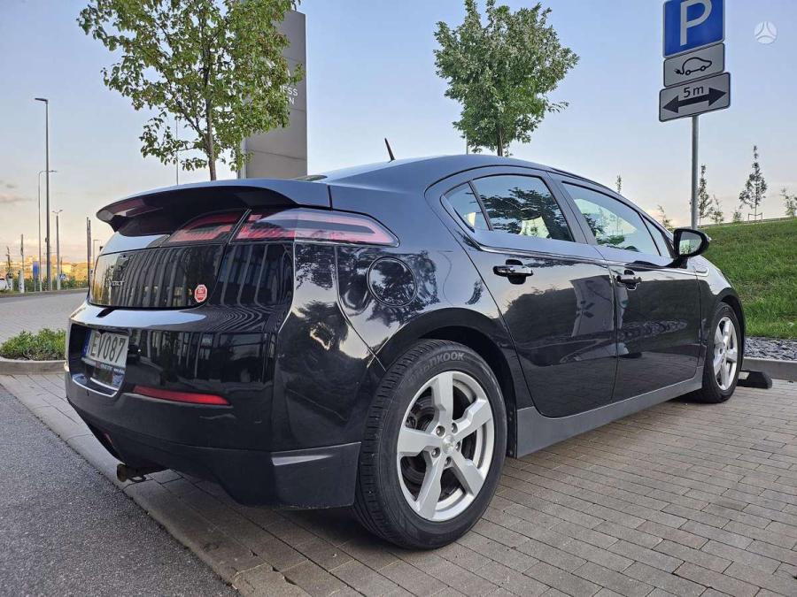 Black Chevrolet Volt 2012 in Vilnius, with an engine capacity of 1.40 L and mileage of 310 thousand km for 4800 €, photo 5 on AUTOMOTO.COM.LV