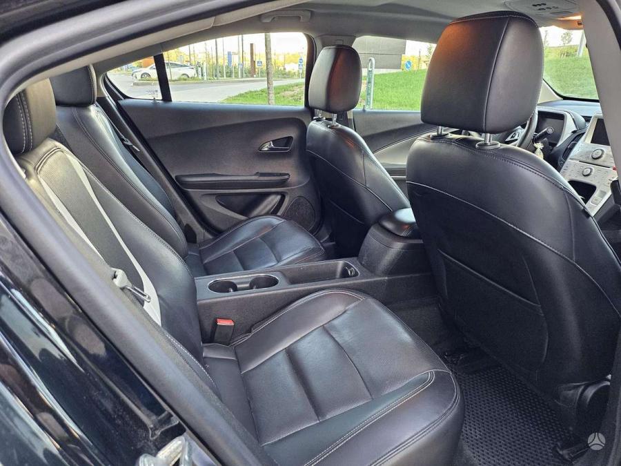 Black Chevrolet Volt 2012 in Vilnius, with an engine capacity of 1.40 L and mileage of 310 thousand km for 4800 €, photo 12 on AUTOMOTO.COM.LV
