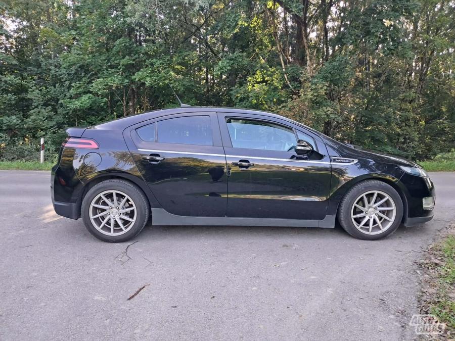 Black Chevrolet Volt 2012 in Vilnius, with an engine capacity of 1.40 L and mileage of 239 thousand km for 6700 €, photo 4 on AUTOMOTO.COM.LV