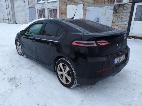 Melns Chevrolet Volt 2013 Kelmė, ar dzinēja tilpumu 1.40 L un nobraukumu 169 tūkst. km par 6450 €, foto 4 vietnē AUTOMOTO.COM.LV