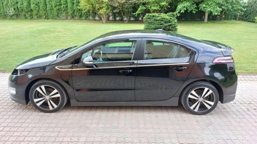Black Chevrolet Volt 2013 in Siauliai, with an engine capacity of 1.40 L and mileage of 230 thousand km for 2750 €, photo 5 on AUTOMOTO.COM.LV
