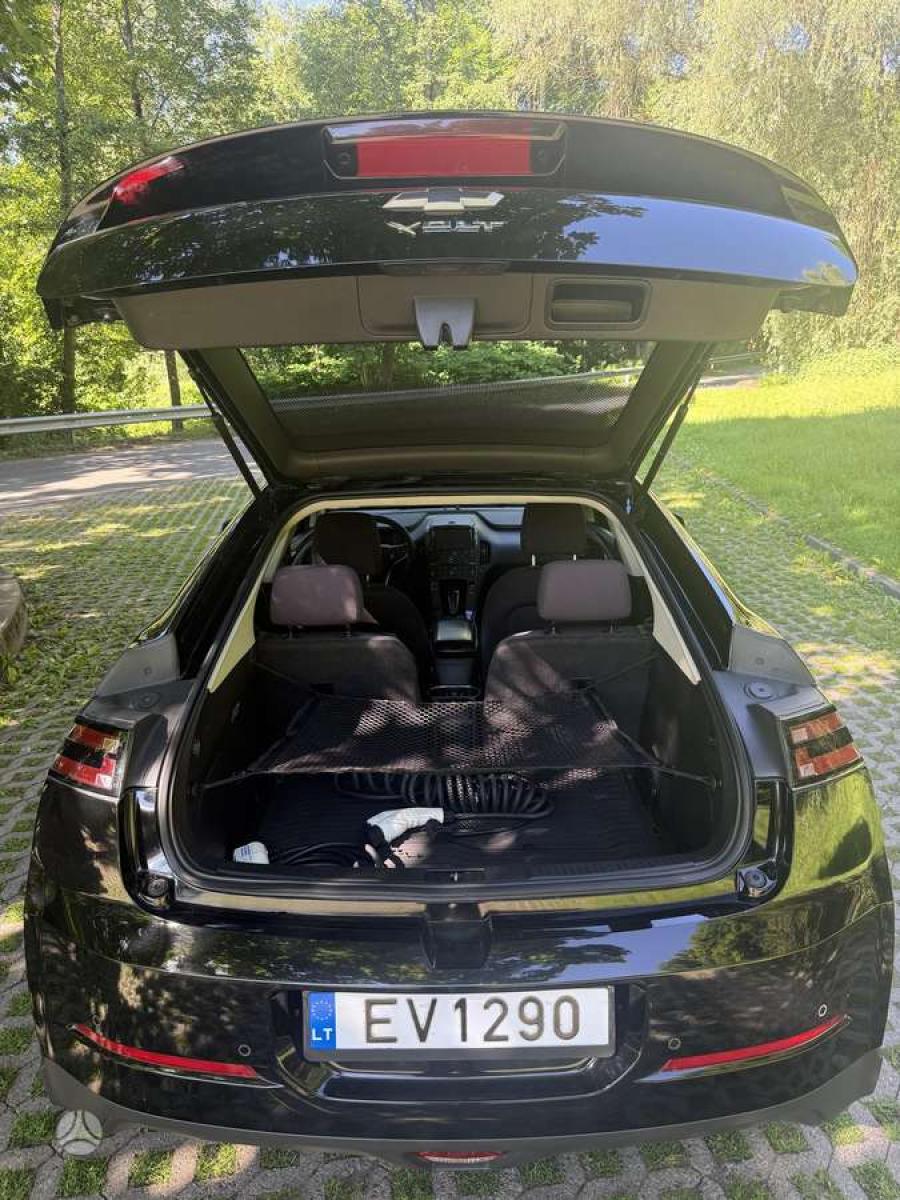 Black Chevrolet Volt 2014 in Vilnius, with an engine capacity of 1.40 L and mileage of 194 thousand km for 6080 €, photo 3 on AUTOMOTO.COM.LV