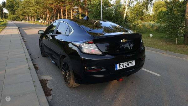 Black Chevrolet Volt 2017 in Vilnius, with an engine capacity of 1.50 L and mileage of 137 thousand km for 8900 €, photo 5 on AUTOMOTO.COM.LV