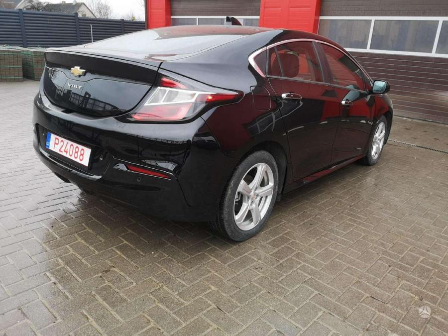 Black Chevrolet Volt 2019 in Siauliai, with an engine capacity of 1.50 L and mileage of 47 thousand km for 18500 €, photo 3 on AUTOMOTO.COM.LV