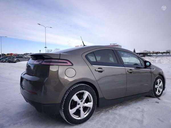Brūns Chevrolet Volt 2014 Viļņa, ar dzinēja tilpumu 1.40 L un nobraukumu 133 tūkst. km par 8000 €, foto 6 vietnē AUTOMOTO.COM.LV