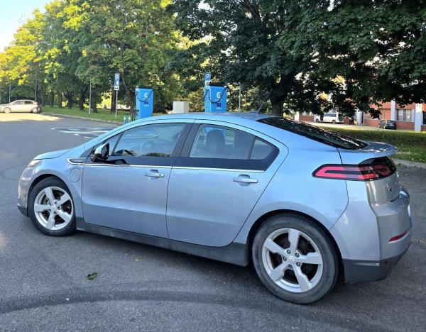 Pelēks Chevrolet Volt 2013 Alīta, ar dzinēja tilpumu 1.40 L un nobraukumu 75 tūkst. km par 8000 €, foto 4 vietnē AUTOMOTO.COM.LV