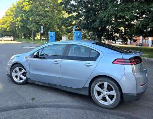Pelēks Chevrolet Volt 2013 Alīta, ar dzinēja tilpumu 1.40 L un nobraukumu 75 tūkst. km par 8000 €, foto 4 vietnē AUTOMOTO.COM.LV