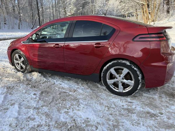 Red Chevrolet Volt 2012 in Vilnius, with an engine capacity of 1.40 L and mileage of 160 thousand km for 6100 €, photo 7 on AUTOMOTO.COM.LV