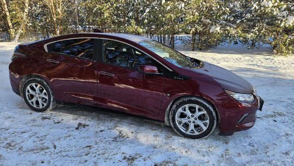 Red Chevrolet Volt 2016 in Vilnius, with an engine capacity of 1.50 L and mileage of 170 thousand km for 11900 €, photo 1 on AUTOMOTO.COM.LV