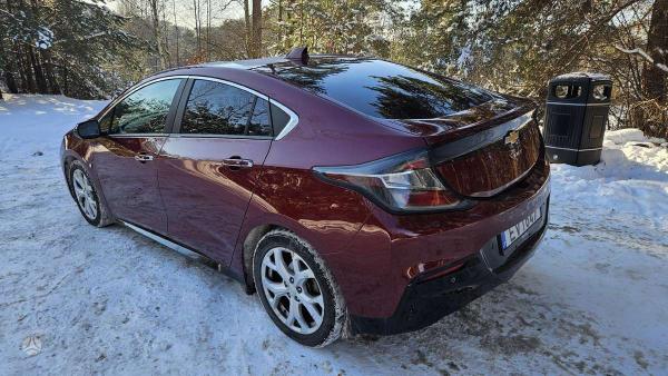 Red Chevrolet Volt 2016 in Vilnius, with an engine capacity of 1.50 L and mileage of 170 thousand km for 11900 €, photo 3 on AUTOMOTO.COM.LV