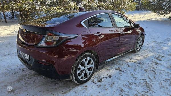 Red Chevrolet Volt 2016 in Vilnius, with an engine capacity of 1.50 L and mileage of 170 thousand km for 11900 €, photo 4 on AUTOMOTO.COM.LV